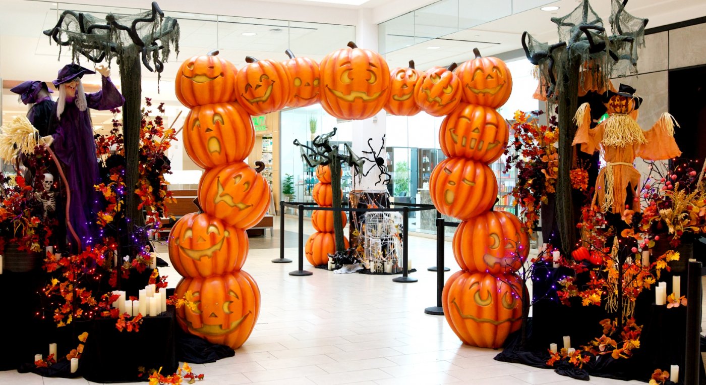 Halloween at Kingsway Mall, Kingsway Mall, Edmonton, 31 October 2025 ...